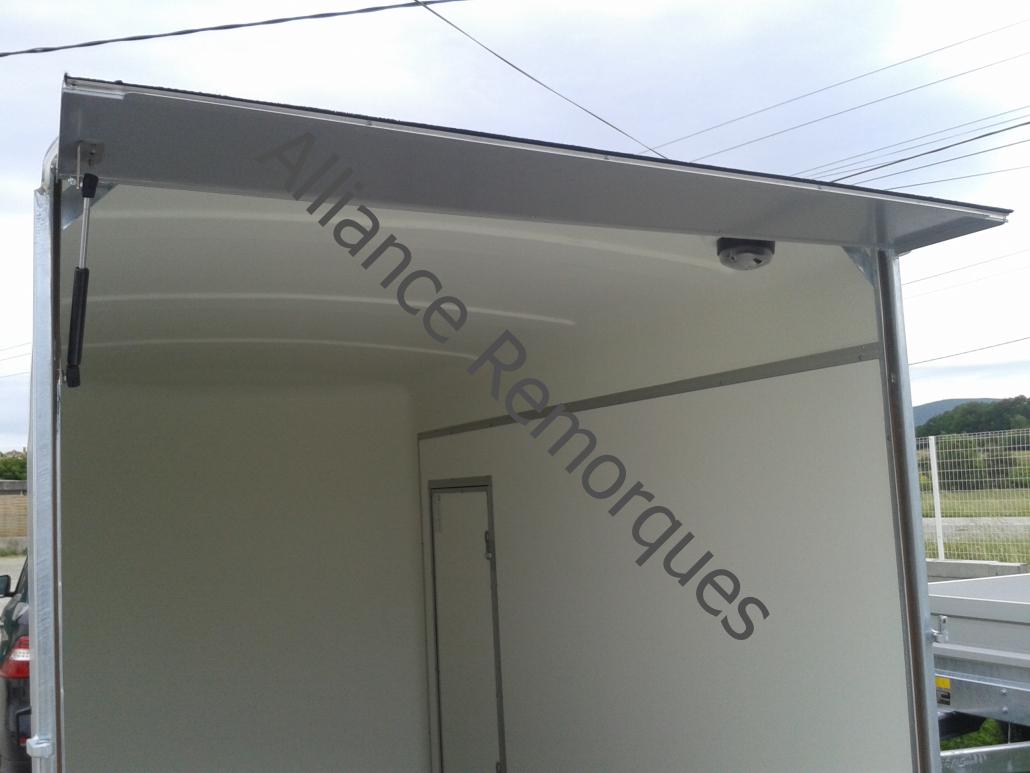 FOURGON "C300" PAROIS LATÉRALES CONTREPLAQUÉ AVEC PORTE LATERALE ...
